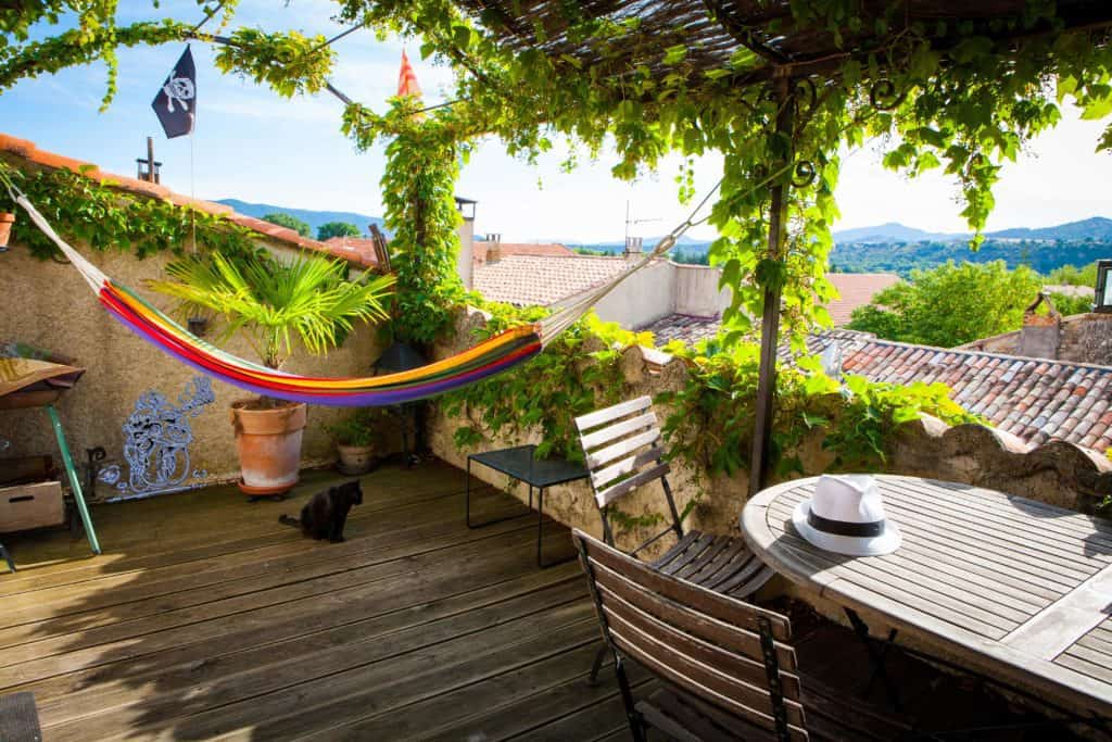 Terrasse tropézienne : exemples, prix et entretien (2024)