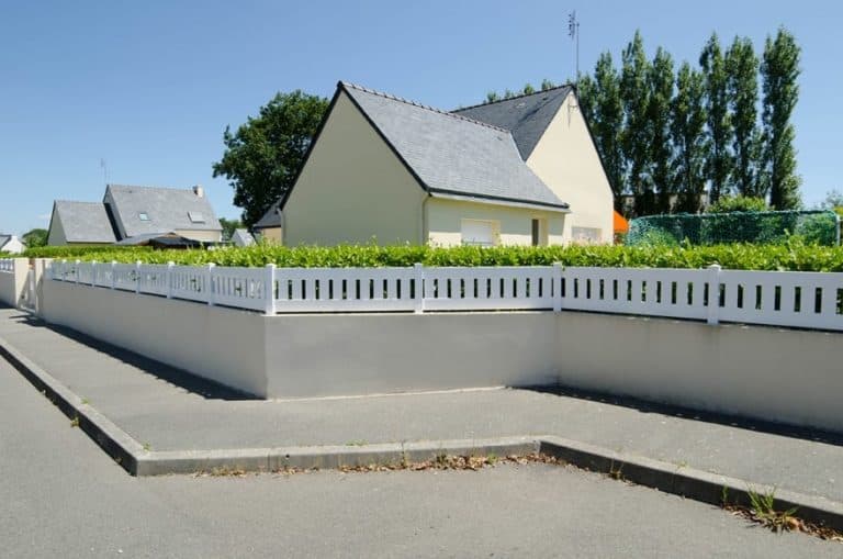 La clôture en PVC : comparatifs prix, pose et entretien