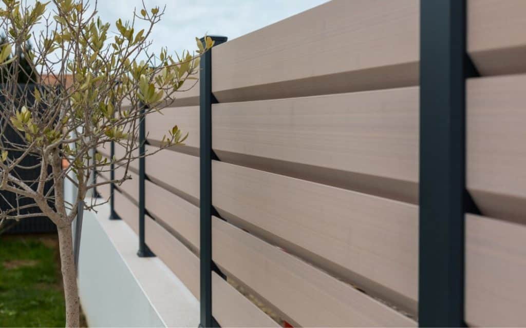 La clôture en PVC : comparatifs prix, pose et entretien